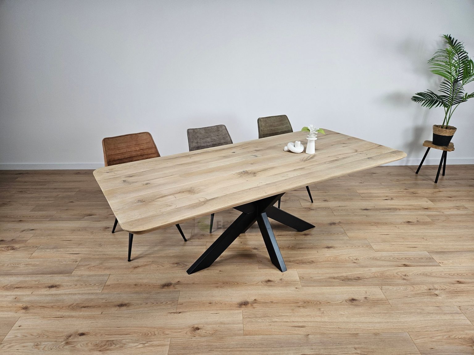 Eiken tafel met afgeronde hoeken met smalle matrixpoot - Eco tafels